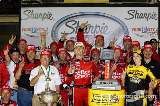 Victory Lane Sharpie 500 Bristol Motor Speedway - Gallery - Lee Roy ...